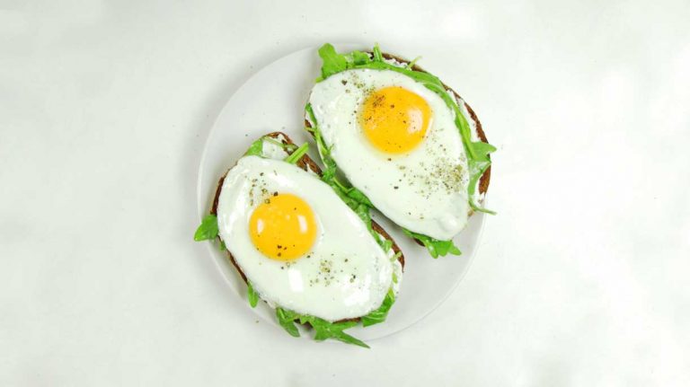 Sandwich met roomkaas, rucola en gebakken ei - Lunchgerechten | Eieiei